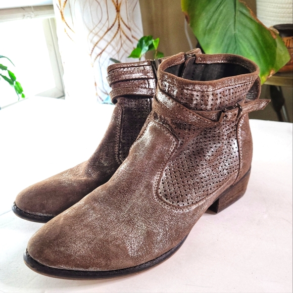 Seychelles | Shoes | Seychelles Sanctuary Metallic Pewter Metal Bootie ...